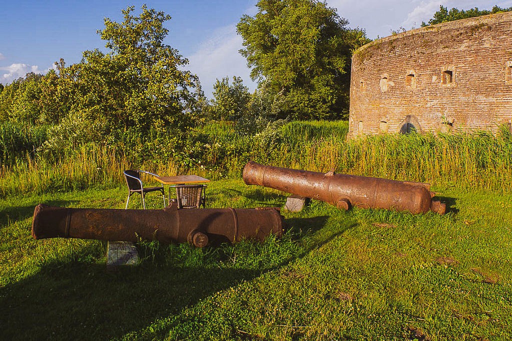 Besonders übernachten auf dem Floß bei Fort Uitermeer in Holland