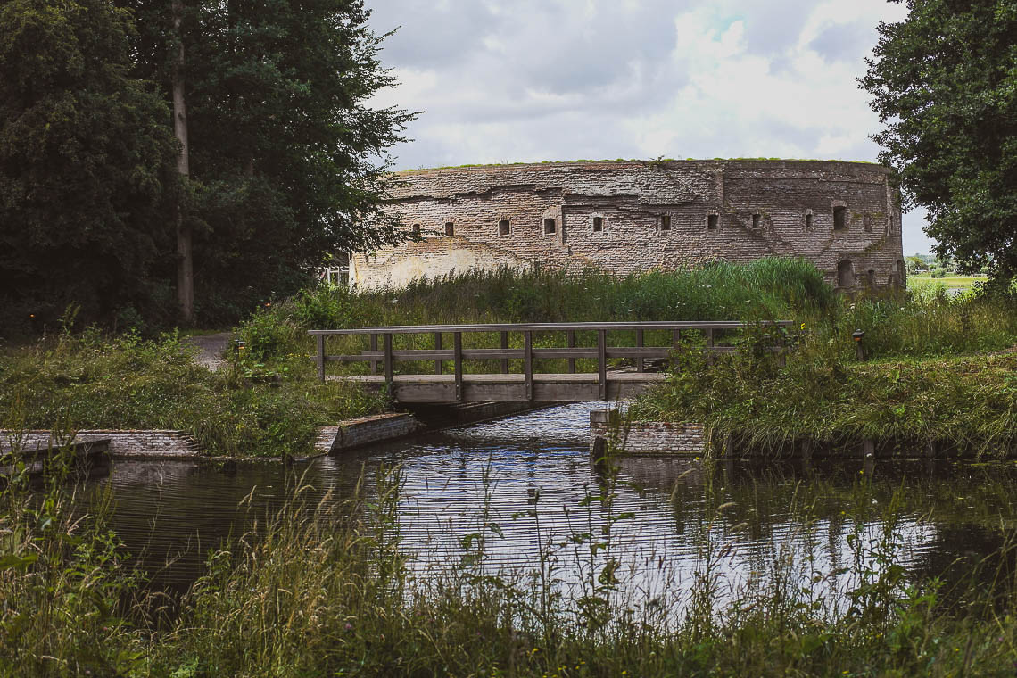 Besonders übernachten auf dem Floß bei Fort Uitermeer in Holland