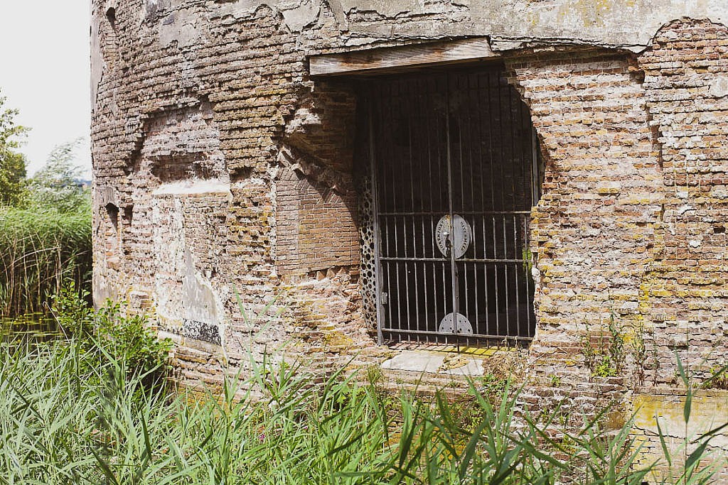 Besonders übernachten auf dem Floß bei Fort Uitermeer in Holland