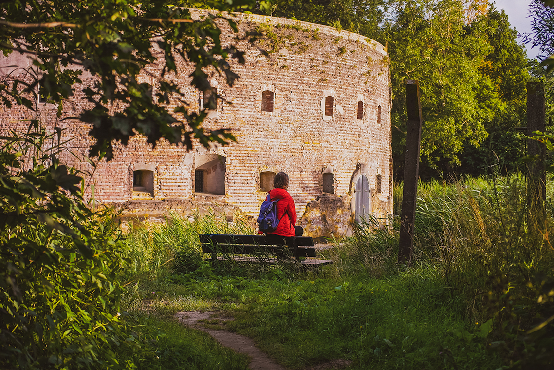 Besonders übernachten auf dem Floß bei Fort Uitermeer in Holland